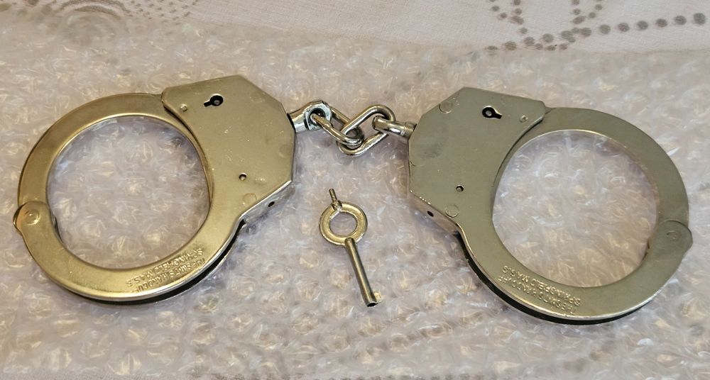 Handschellen aus Metall mit 1 Schlüssel (Gebraucht) in Bremgarten b ...
