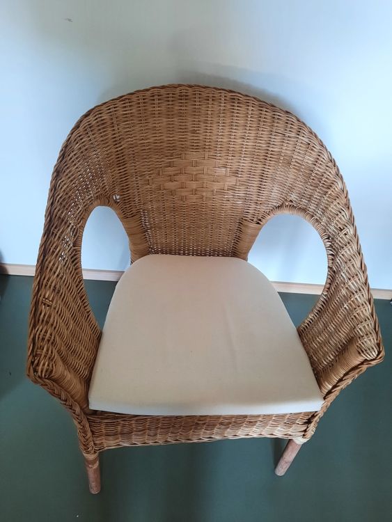Passend zum Tisch:Bequemer schöner Rattansessel 2× vorhanden (Neu (gemäss Beschreibung)) in ...