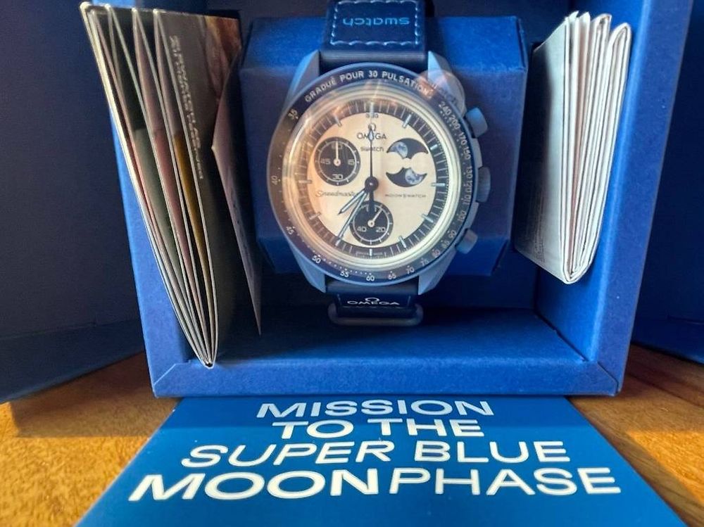 Omega Swatch Moonswatch Mission to the Moonphase Super Blue (Neu und originalverpackt) in Basel ...