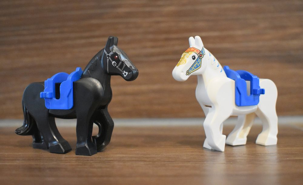Lego Pferde Schwarz & Weiss Spezial Edition mit Sattel Blau | Kaufen ...