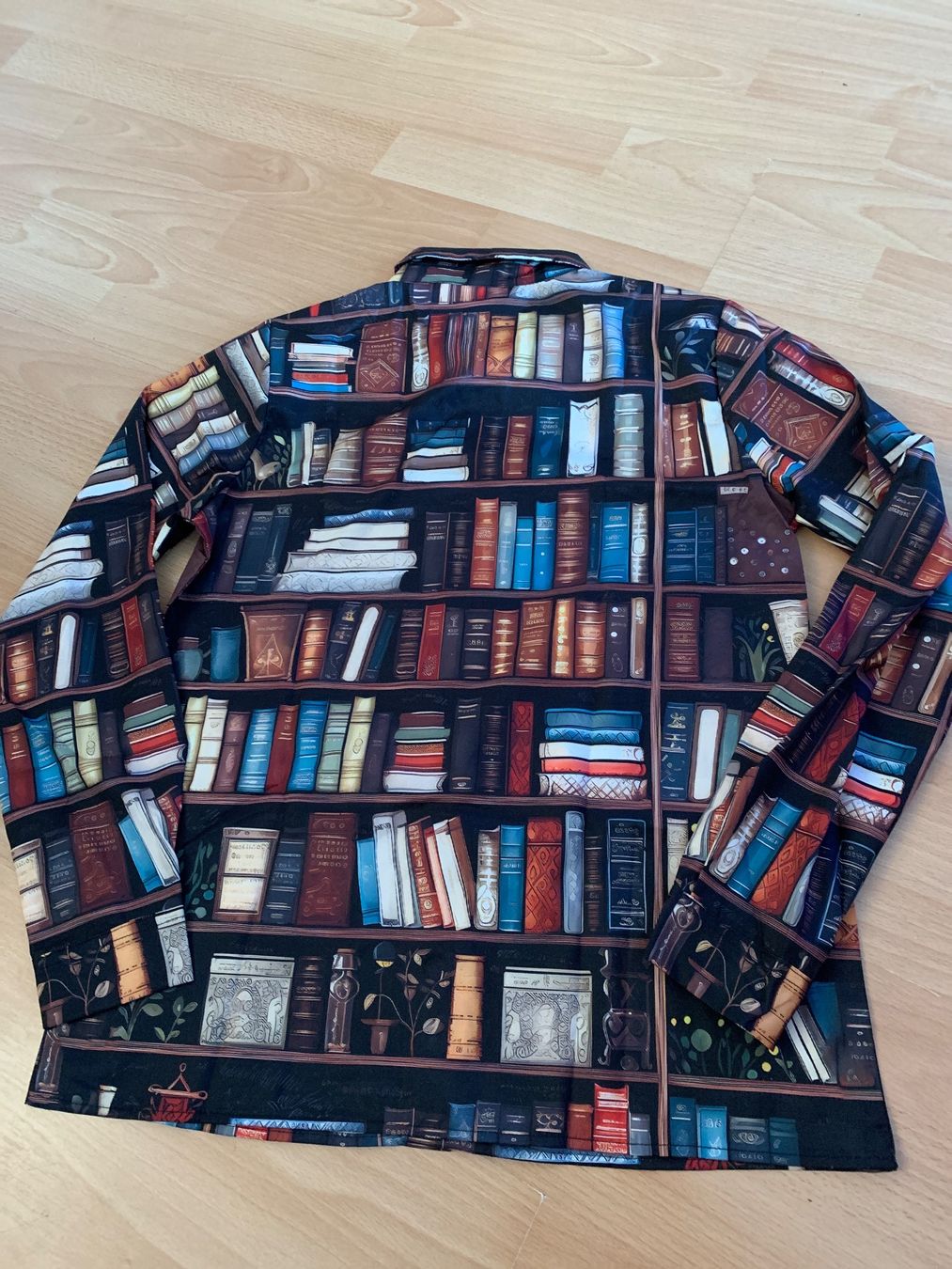 Chemise originale motifs livres taille S (D'occasion) à MEYRIN pour CHF ...