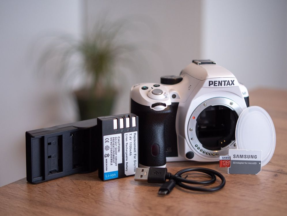 Pentax K-50 white 13.356 shutter count. 128GB sd included. (Gebraucht ...