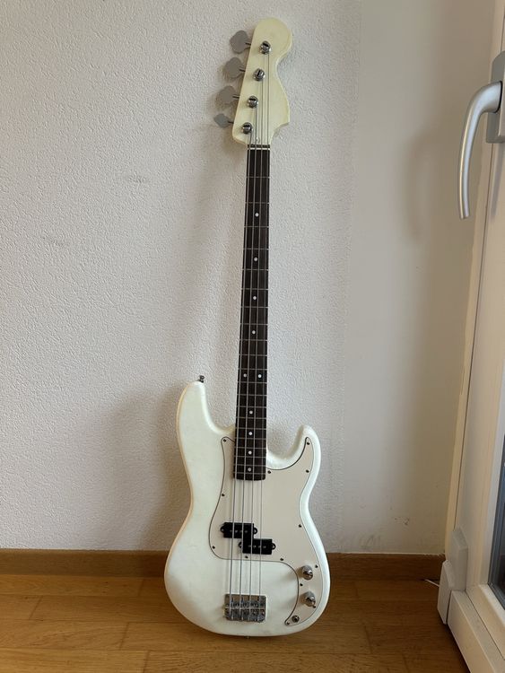 E-Bass Gitarre, weiss (Form nach Fender Precision Bass) (Gebraucht) in ...