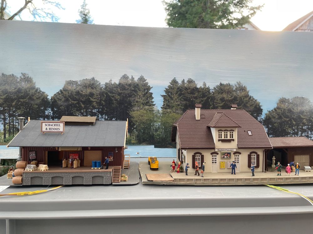 Faller HO Bahnhof mit Güterschuppen Figuren und Licht | Kaufen auf Ricardo