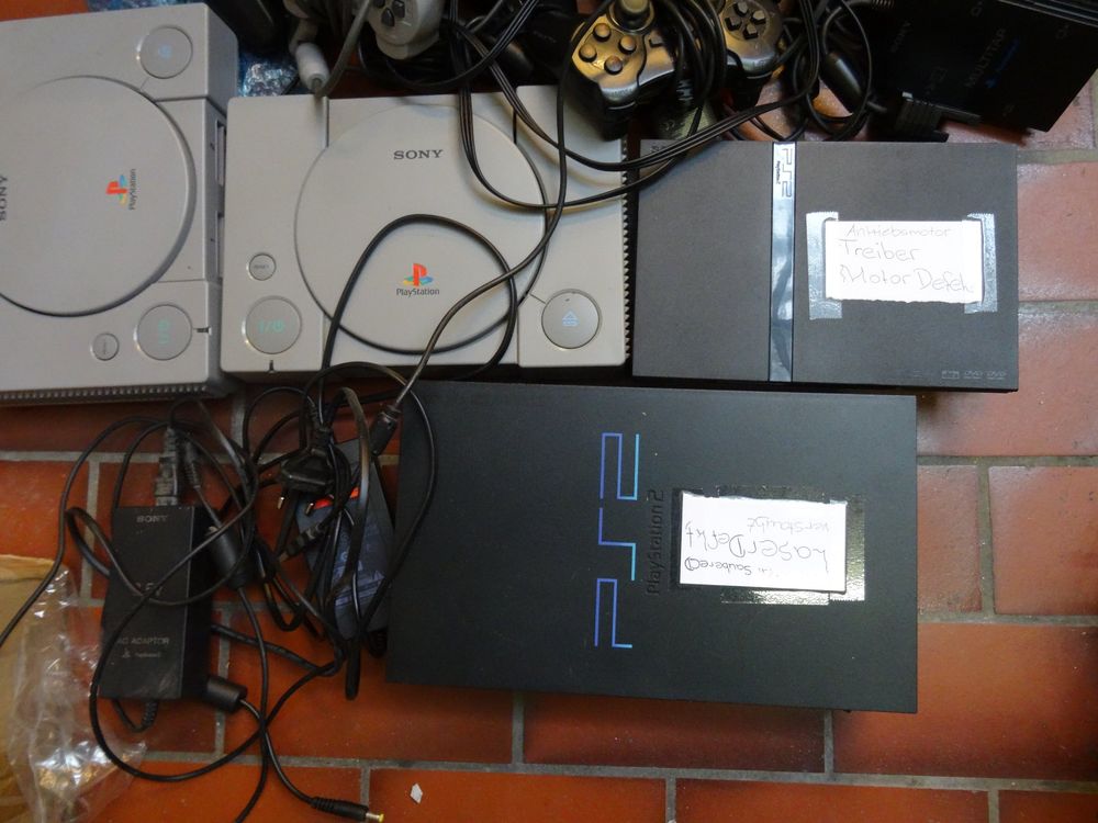 2x PS1 Konsolen, 2x PS2 Konsolen, diverse Controller etc. (Gebraucht ...