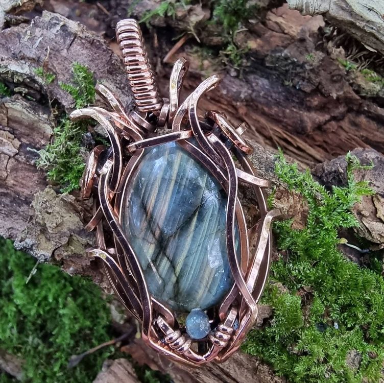 Labradorit Anhänger – Handarbeit mit Kupferdraht 🌿 (Neu (gemäss Beschreibung)) in Sisseln AG für ...