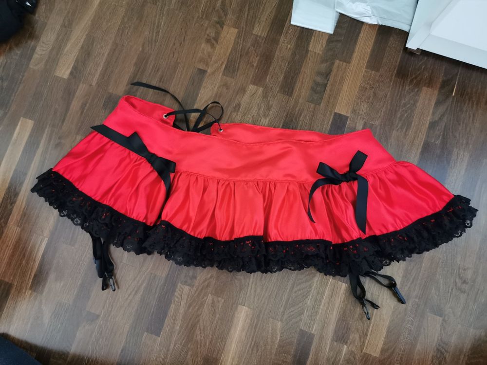 Ultra kurzer rock rot satin mit schwarz (Gebraucht) in Glattpark ...