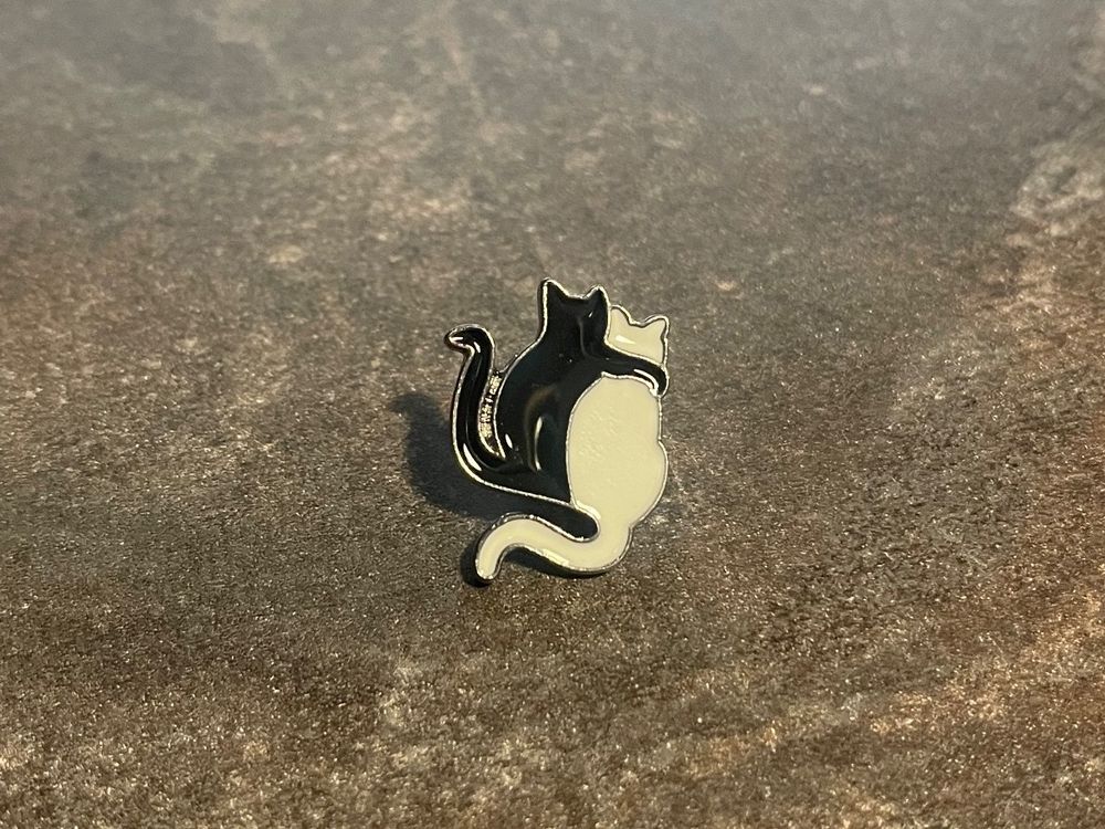 Cats hugging Pin | Kaufen auf Ricardo