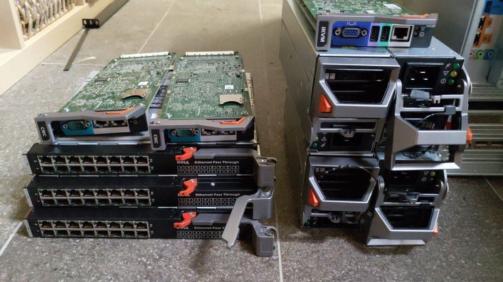 Dell Blade-Center inkl. 4 PowerEdge M710 | Kaufen auf Ricardo