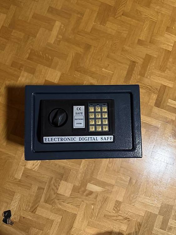 Elektronischer Tresor / Safe mit Zahlencode (Gebraucht) in Zug für CHF ...