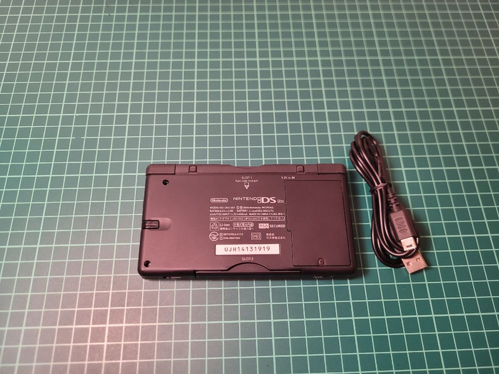 Nintendo DS with Charger - Red and Black Colour Combo! (Gebraucht) in ...