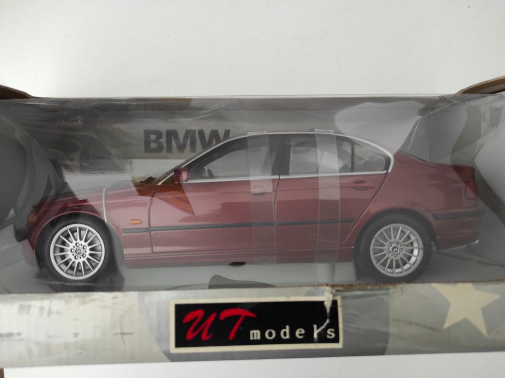 BMW E46 328i Saloon 6 Cylinder met red von UT die cast 1/18 (Neuf avec ...
