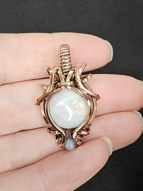 Anhänger mit Mondstein elegant umschlungen von Kupfer (Neu (gemäss Beschreibung)) in Sisseln AG ...