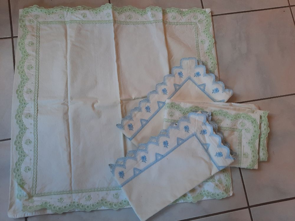 4 Anciennes TAIES D'OREILLER. 60 cm.X 60 cm. (D'occasion) à Le Locle ...