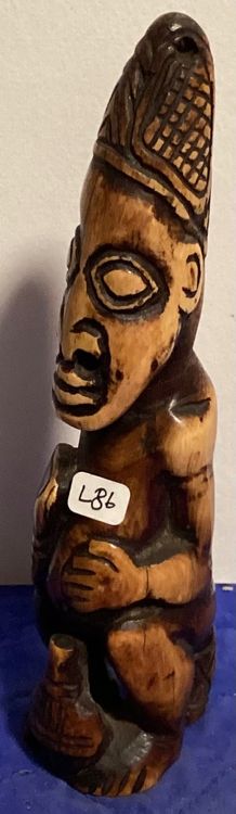 Sehr alte Afrikanische Handgeschnitzte sitzender Figur | Kaufen auf Ricardo