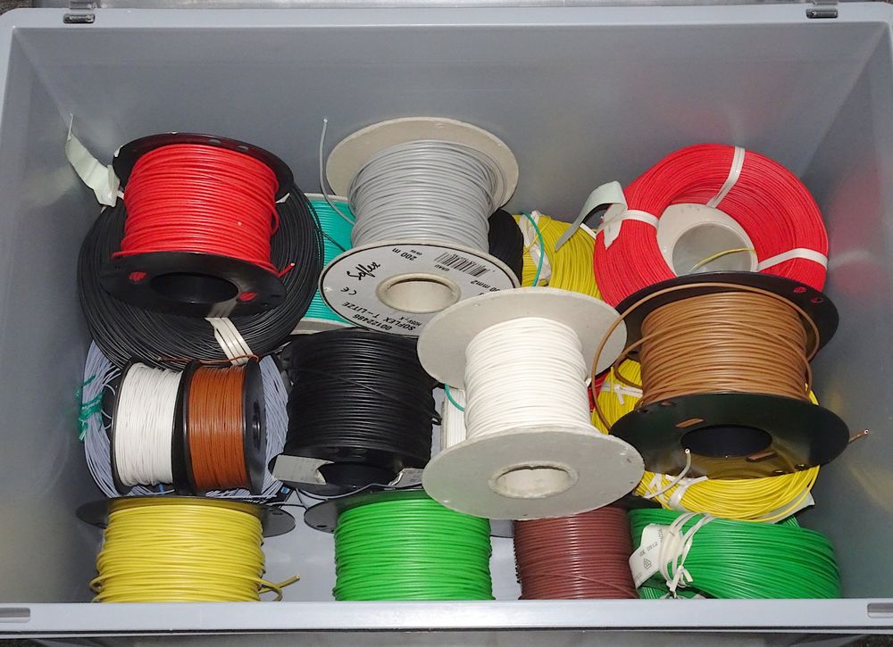 Litzen 0,5mm2 und 1,0mm2, mehrere 100m, versch. Farben | Kaufen auf Ricardo