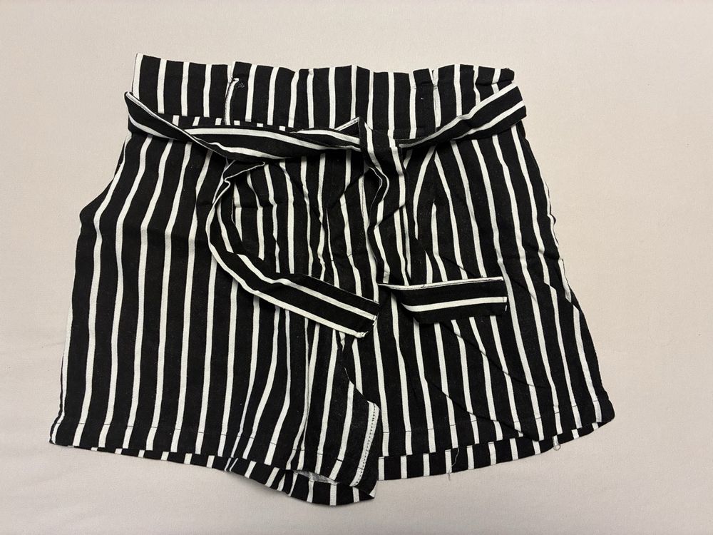 short à rayures noir et blanc avec ceinture (D'occasion) à Bulle pour ...
