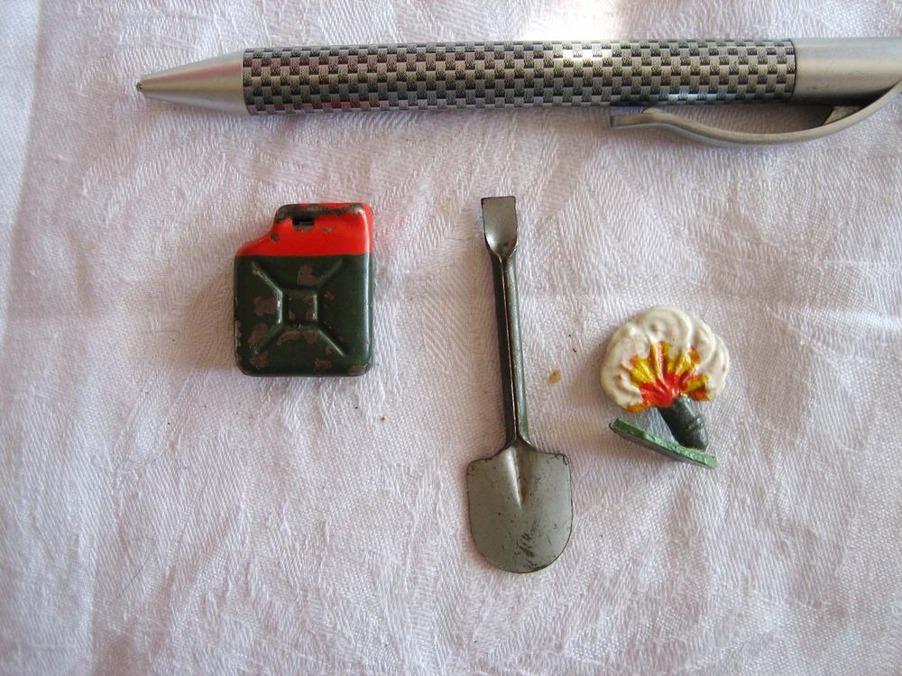 3 Militär Miniaturen, Schaufel, Benzinkanister, Bombe (Gebraucht) in neuenegg für CHF 10 – mit ...