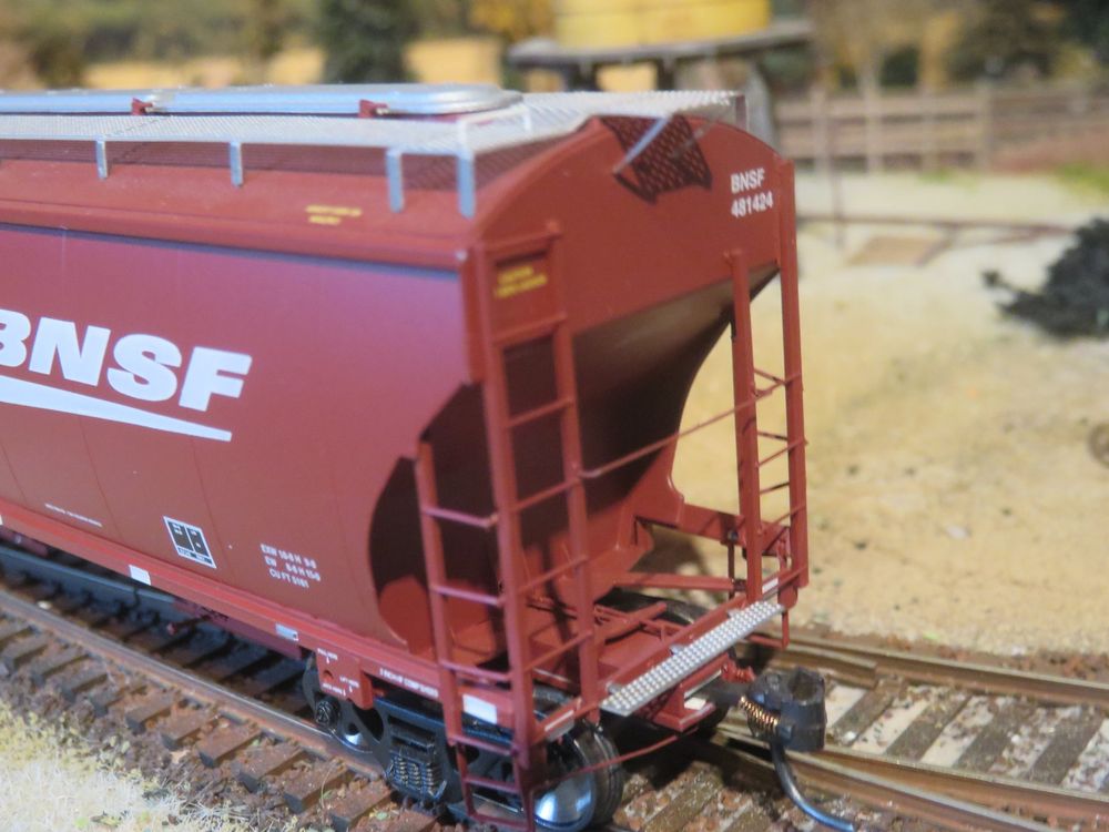 Athearn GenesisG4287 BNSF Covered Hopper (Gebraucht) in Bussnang für CHF 29 – mit Lieferung auf ...