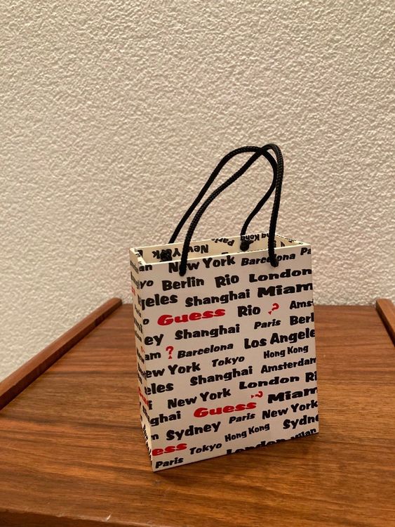 Guess Geschenk Verpackung (Gebraucht) in für CHF 1 – mit Lieferung auf ...