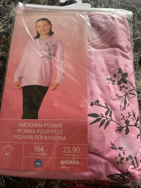 neues Mädchen-Pyjama 164 (Gebraucht) in Wattwil für CHF 5 – mit ...