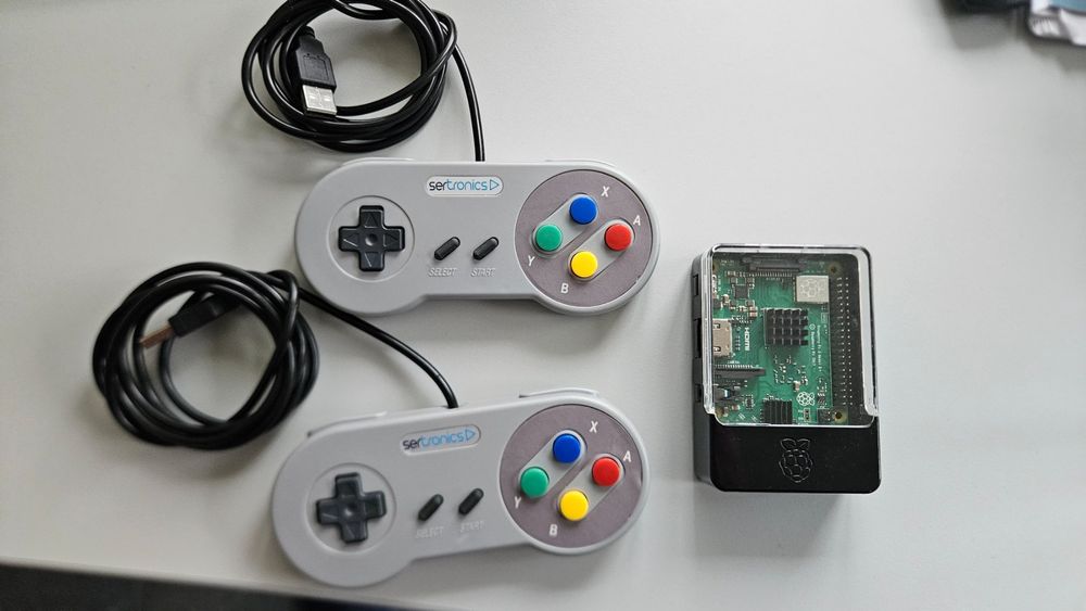 Raspberry Pi 3 B+ & 2x "SNES" Gamepad & Gehäuse (Gebraucht) in Stäfa für CHF 30 – mit Lieferung ...