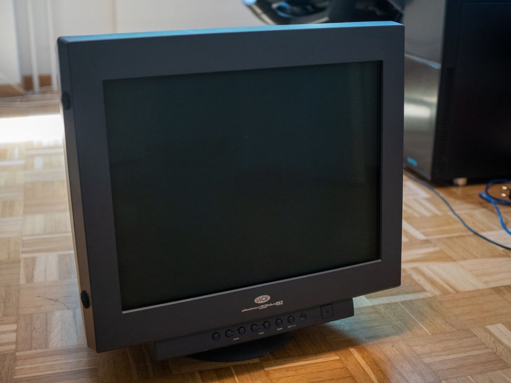 LaCie Electron Blue 22 IV, 21" CRT Monitor, 140kHz Trinitron (Gebraucht ...