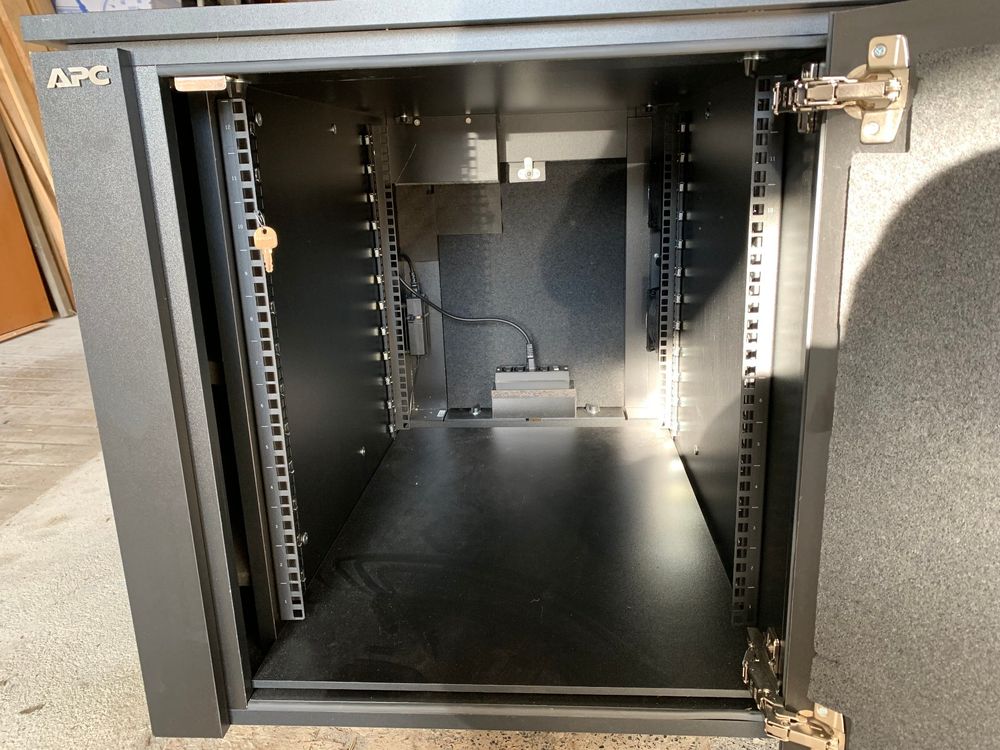 APC NetShelter CX 12U Rack, schallgeschützt (Gebraucht) in Kallern für CHF 799 – nur Abholung ...
