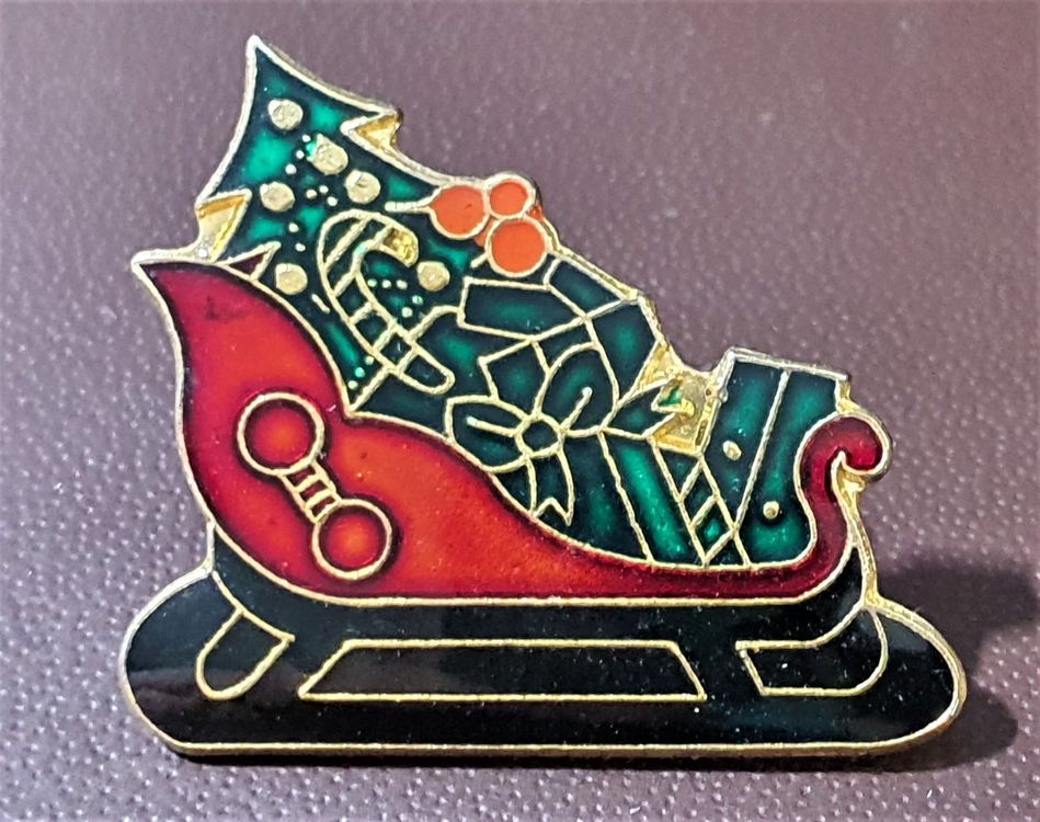Q601 - Pin Weihnachtsbaum Geschenke Schlitten (Gebraucht) in Reinach BL für CHF 1.5 – mit ...