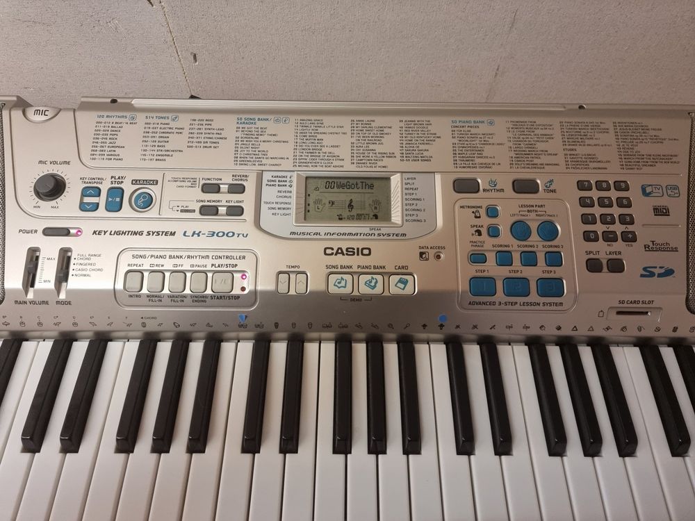 Keyboard Casio LK-300TV-P mit Mikrofon und Ständer | Kaufen auf Ricardo