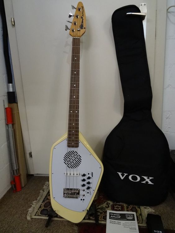 VOX APACHE 2B BASS. MIT EINGEBAUTEM VERSTÄRKER. NEUWERTIG! (Neu (gemäss ...