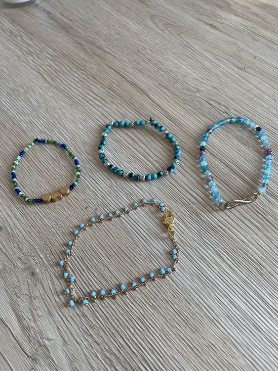 Vier selbst gemachte Armbänder (Neu (gemäss Beschreibung)) in Wahlen b. Laufen für CHF 4 – mit ...