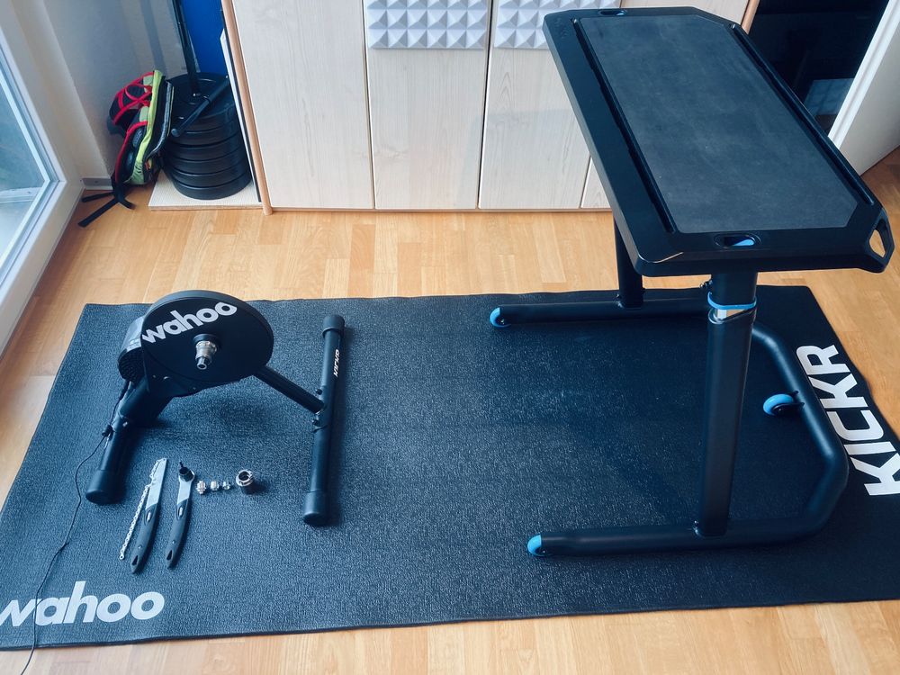 WAHOO KICKR CORE 2021 plus Kickr Table und Kickr Matte + Zub (Gebraucht ...