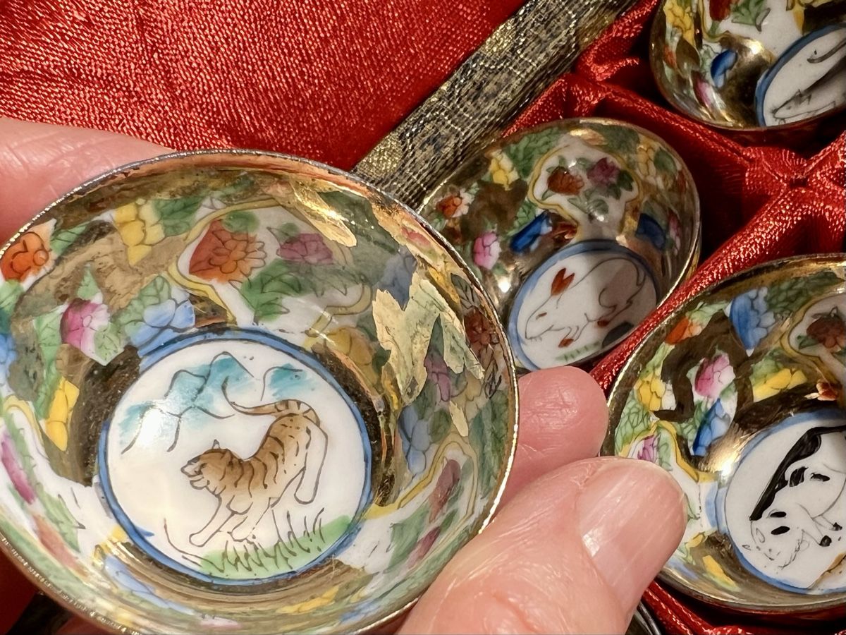 Coffret de 12 verres saké, signés astrologiques (Gebraucht) in Genève ...