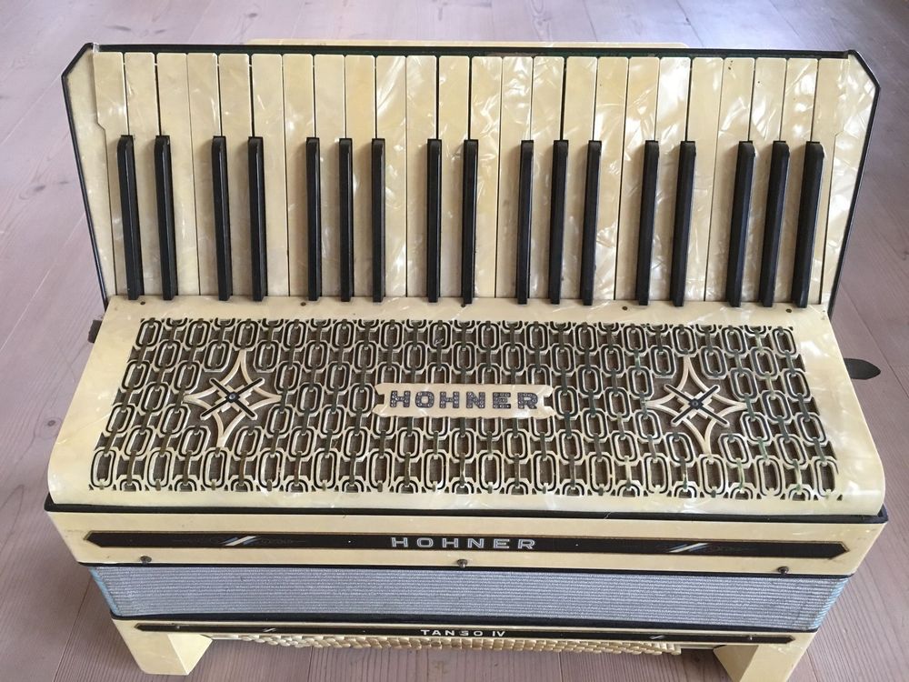 Akkordeon Hohner Tango IV (Gebraucht) in Gebertingen für CHF 40 – nur ...