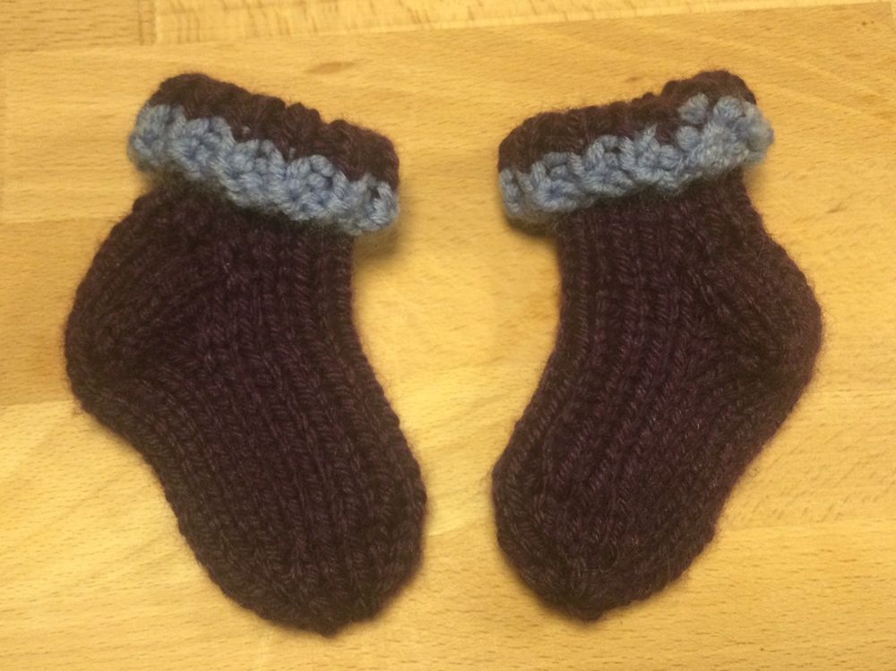 Babysocken violett 💜👶💜, ab Geburt (Neu (gemäss Beschreibung)) in Krauchthal für CHF 5.5 – mit ...