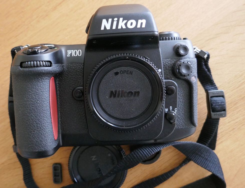 Nikon F100 inkl. Batterieteil MB-15 | Kaufen auf Ricardo