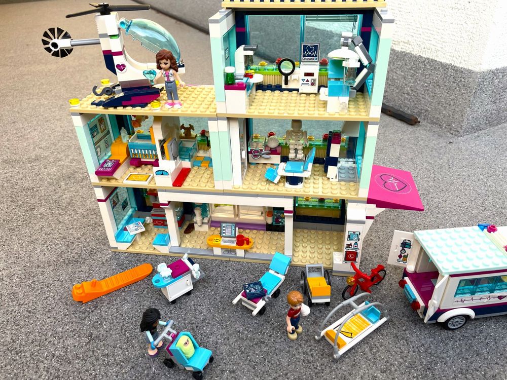 LEGO Friends # 41318 HOSPITAL mit AMBULANZ (Gebraucht) in LAUSANNE für ...