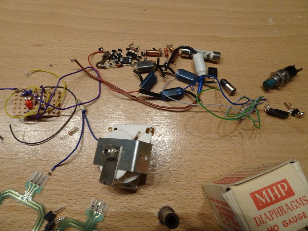 Diverse Plastik- und Elektronikteile, Weichen-Servomotor (Defekt) in ...