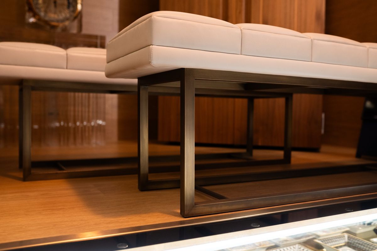 Paire de bancs en cuir véritable – Maison Dupin Genève (D'occasion) à ...