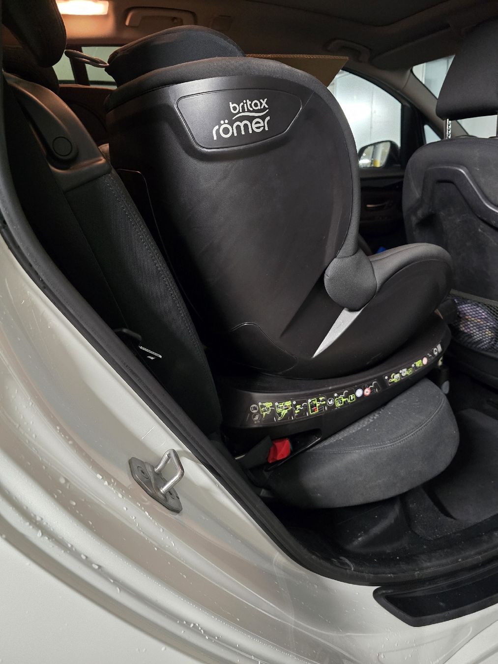 Britax Römer Kindersitz Dualfix2 R Cosmos Black (Gebraucht) in ...