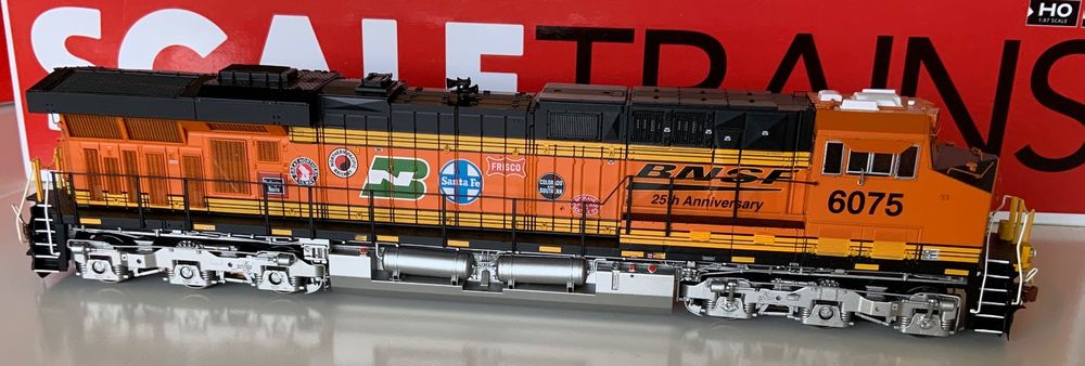 SCALE TRAINS GE ES44AC GEVO BNSF 25TH ANNIVERSARY ESU DCC | Kaufen auf Ricardo