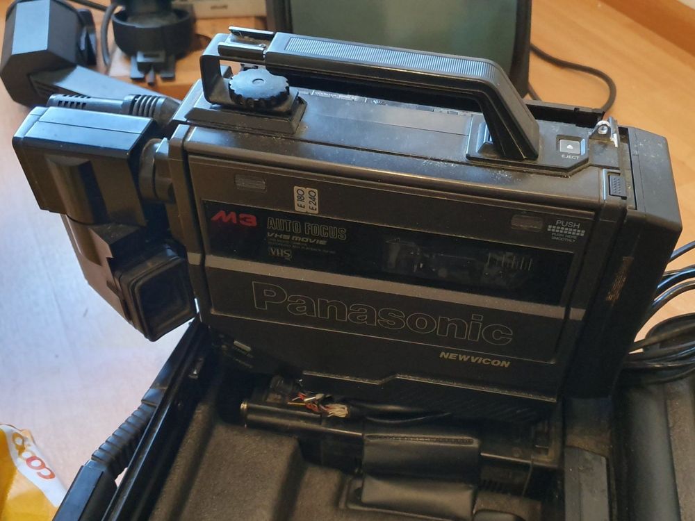 Panasonic M3 VHS Camcorder mit Zubehör (Defekt) in Reinach BL für CHF 1 ...