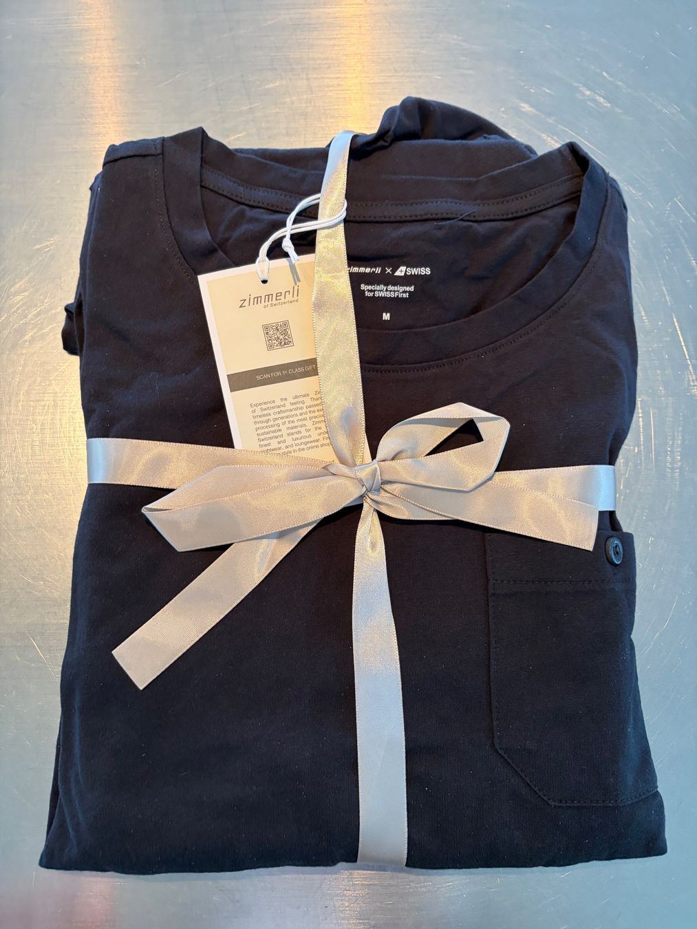 Swiss First Class Amenity Kit + Zimmerli Pyjama - Neu (Neu und ...