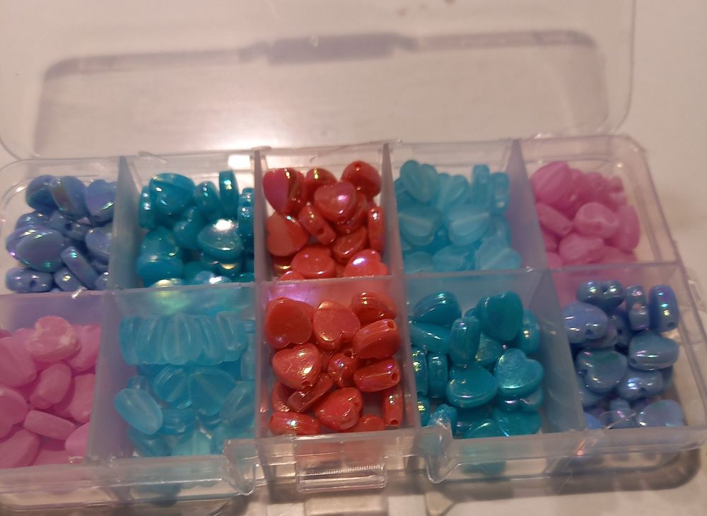 Box mit 250 Stk.Acryl Perle Herz (Neu (gemäss Beschreibung)) in Zizers für CHF 5 – mit Lieferung ...