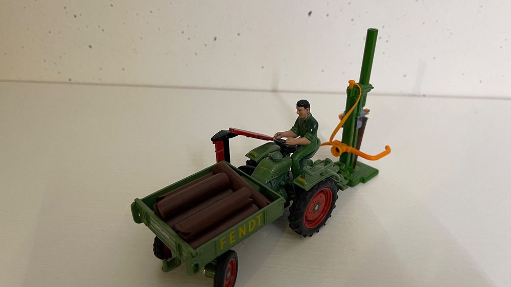 Siku Traktor Fendt Oldtimer mit Spaltmaschine 1:32 | Kaufen auf Ricardo