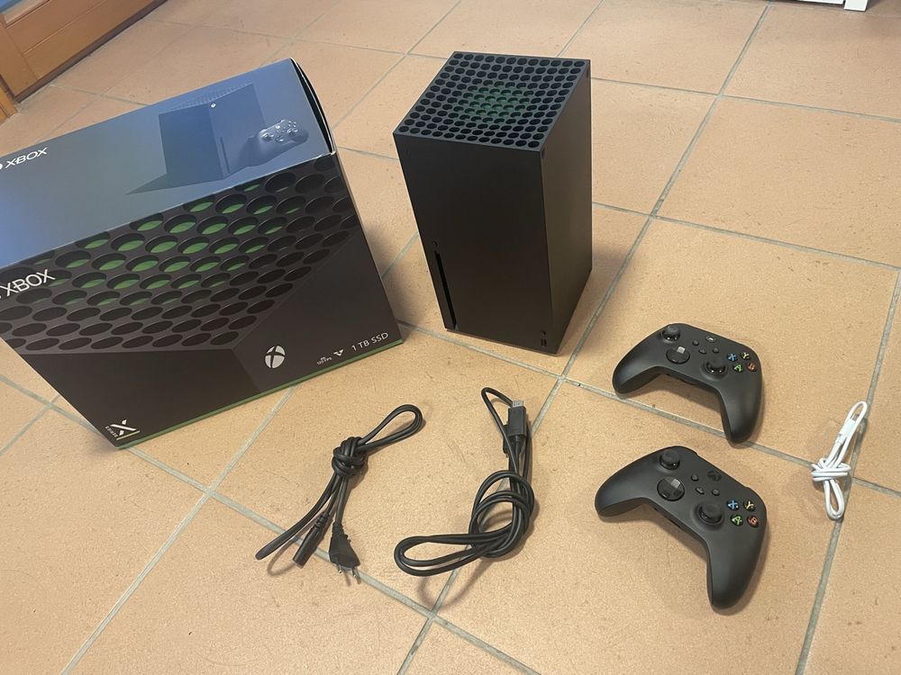 Xbox Series X, zwei Controller -Top Zustand! Mit OVP (Neu (gemäss Beschreibung)) in Scuol für ...
