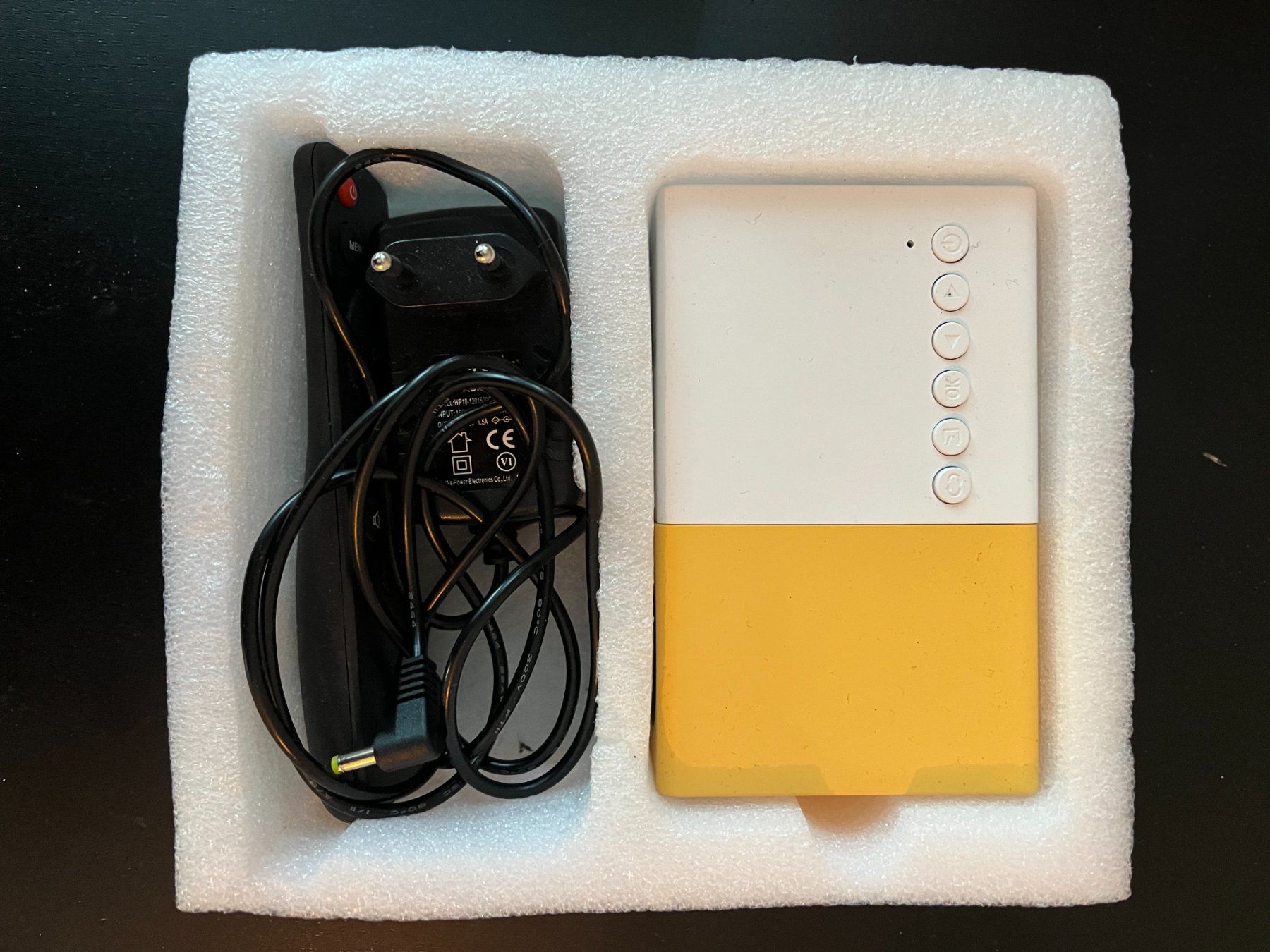 Portable Mini Projector – Compact, Includes Power cable (Gebraucht) in ...