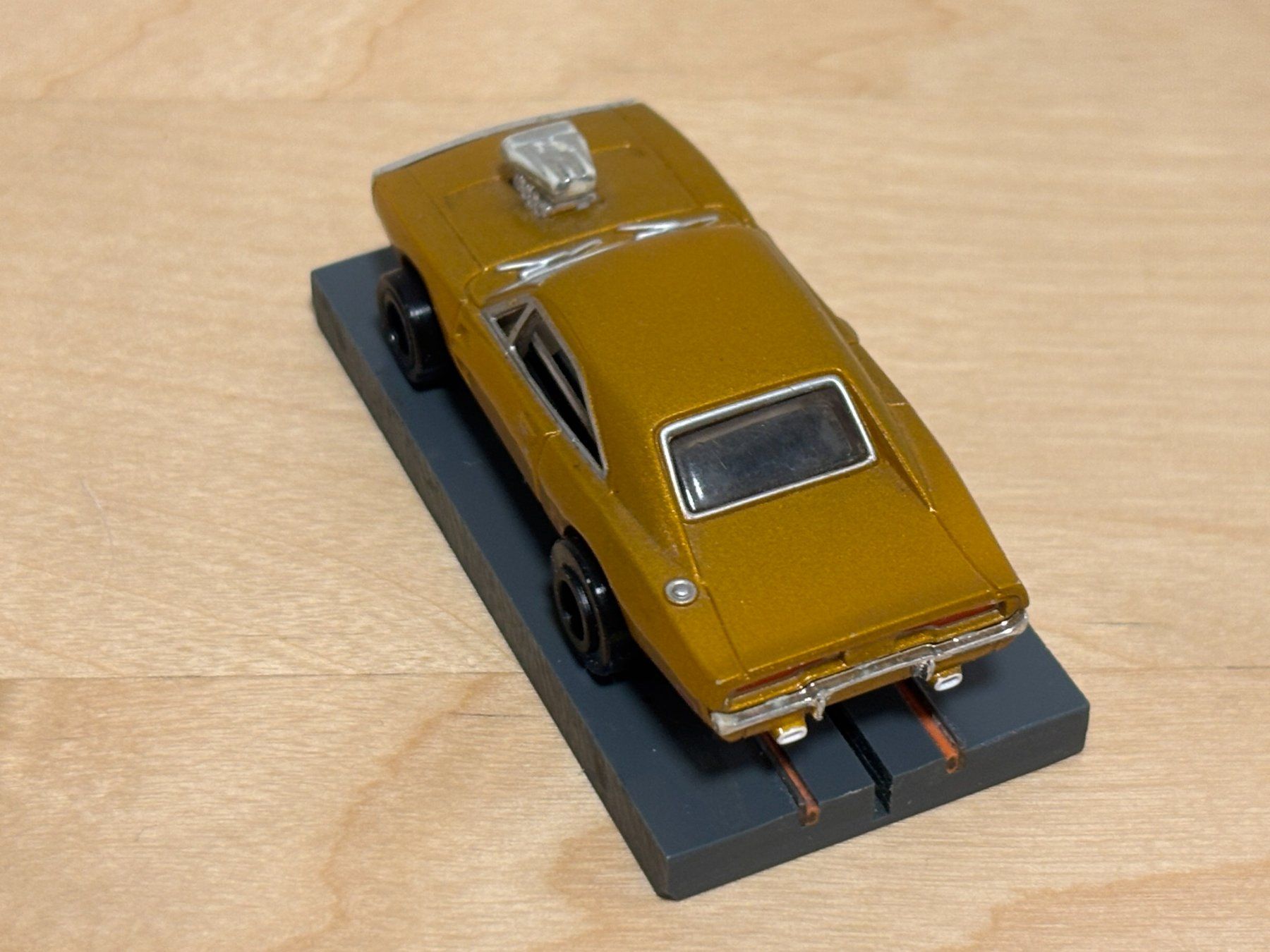 Johnny Lightning Dodge Charger gold metallic mit BDR Chassis (Neu ...