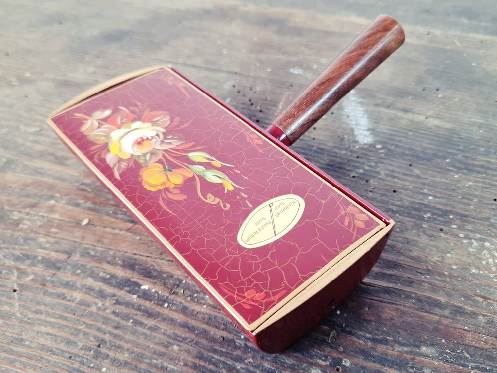 Handbemalte Krümelbürste Schweiz Merker – PERK Swiss Made (Gebraucht ...